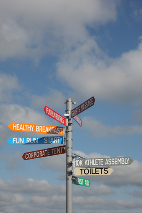 Ten kilometer race sign post
